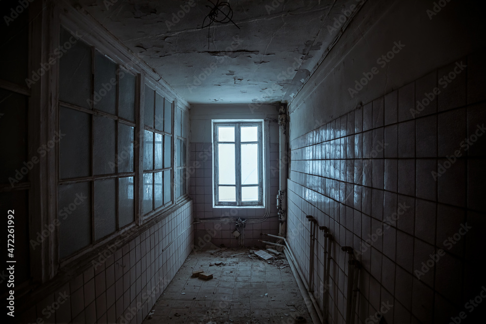Foto de Dark corridor with a window. An old room in an abandoned ...