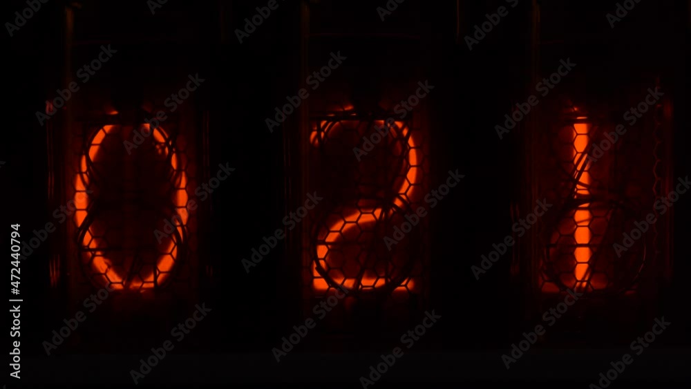 Vidéo Stock Retro vacuum tube display on the device counts seconds ...