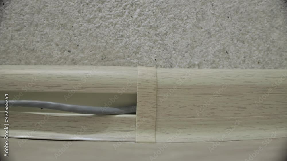Installation of a skirting board in the apartment and hiding the cable ...