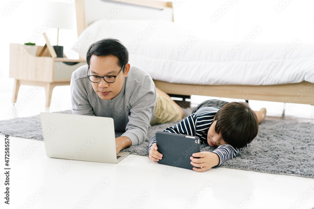 Portrait of Asian father and son obsessed with devices overuse social ...