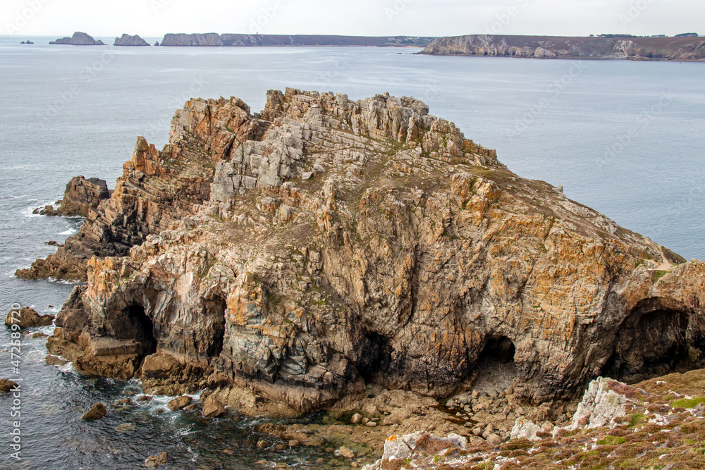 Le château de Dinan, pointe rocheuse à la Pointe de Dinan sur la presqu ...