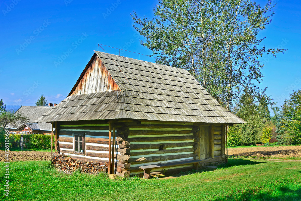 Photo A traditional Polish wooden house in ethnographic park in Nowy ...