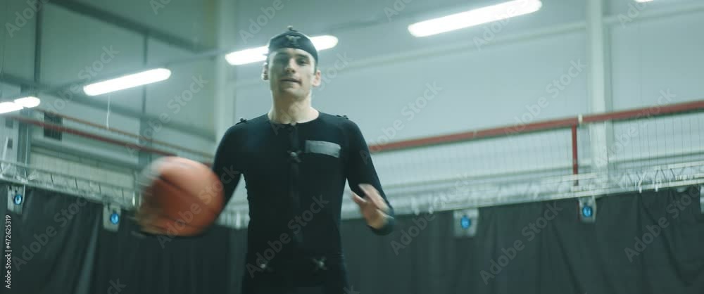 Vidéo Stock Pro basketball player in motion capture suit posing during ...