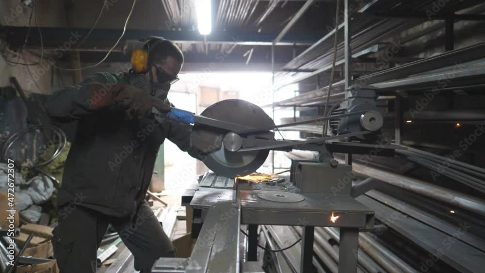 Vidéo Stock Professional worker starting cut metal by saw cutting ...