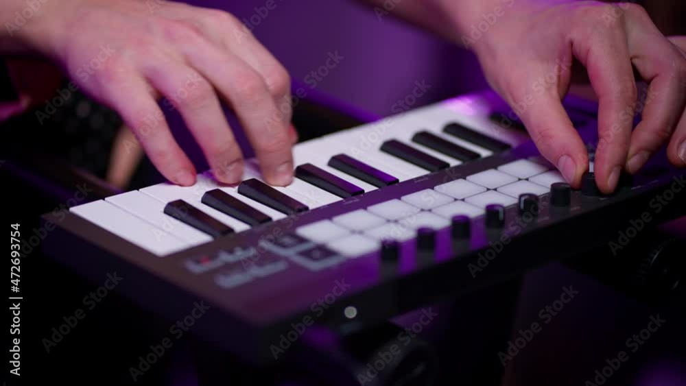 Vidéo Stock Slow motion close-up of the hands of a woman without a ...