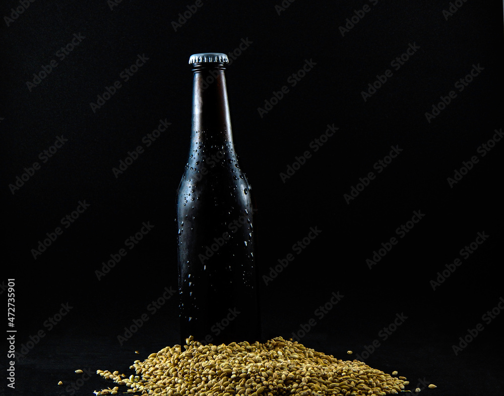 cerveza negra con cebada Stock Photo | Adobe Stock