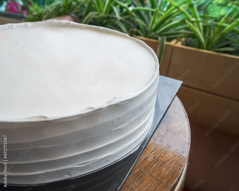 White cake and blank background in greenery outdoor, birthday cake ...