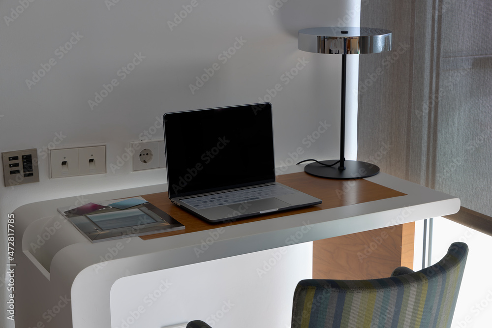 Table with computer. Room with a modern table, a lamp and a laptop ...