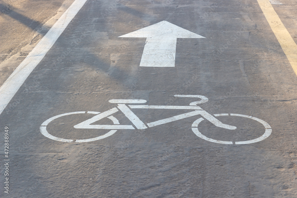 Stockfoto Signs of Bike and Arrow on the asphalt. Sidewalk for cyclists ...