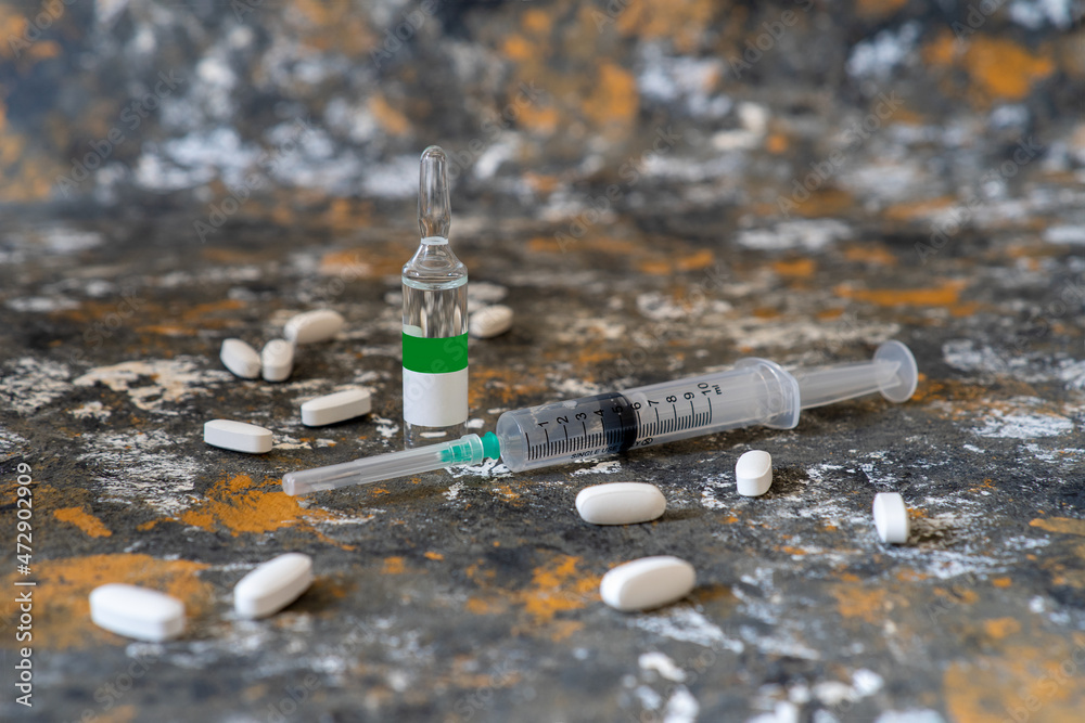 Tablets and medical ampoule with syringe. Ampoule and syringe for ...