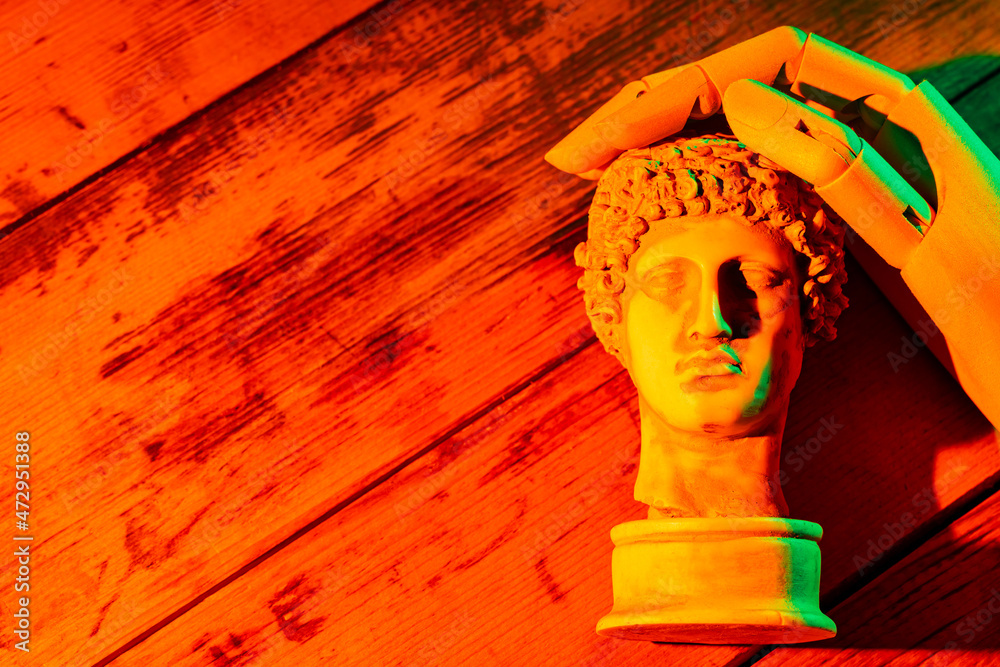 Foto de Ancient greek sculpture Hermes head and an artificial hand ...