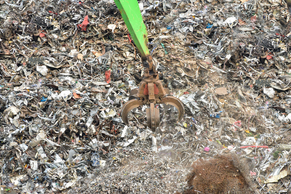 Zdjęcie Stock: Machine operated grabbing arm, loading scrap metal onto ...