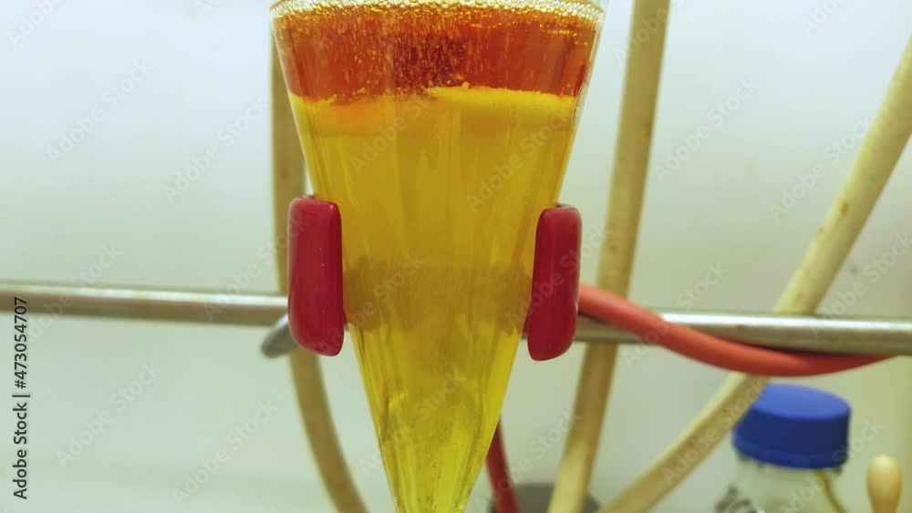 Video „Separation of organic layer and water layer in separating funnel ...