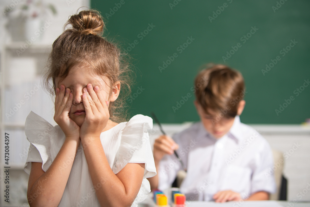 Fotografia do Stock: A smart school girl cry. Schoolgirl in uniform ...