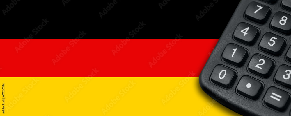 Finanzen in Deutschland und schwarzer Rechner mit Deutscher Flagge ...