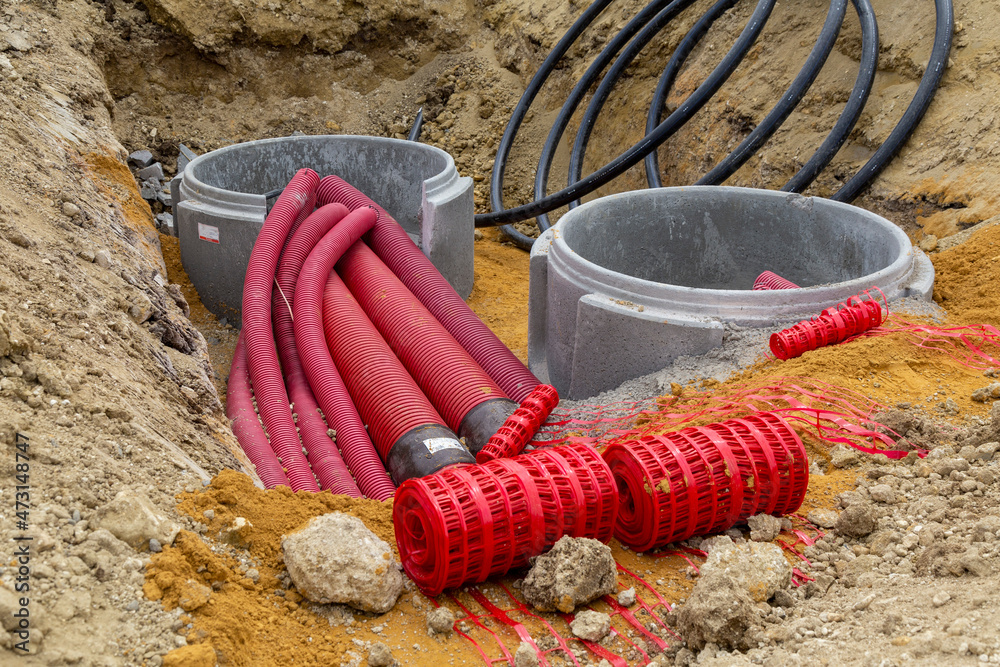 Gros plan sur un regard de visite en béton pour le raccordement et la ...