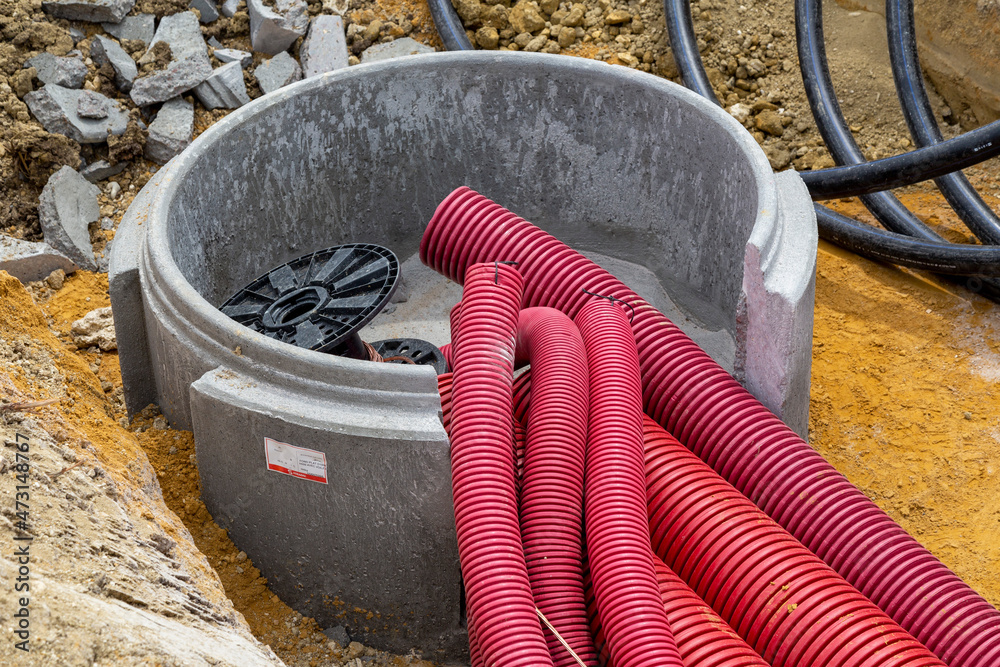 Gros plan sur un regard de visite en béton pour le raccordement et la ...