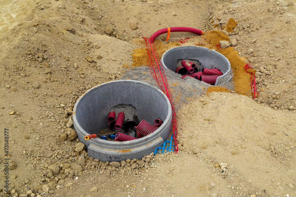 Gros plan sur un regard de visite en béton pour le raccordement et la ...
