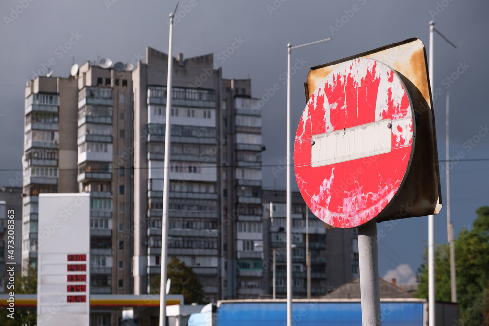 round road sign no entry against multi-storey building Stock Photo ...