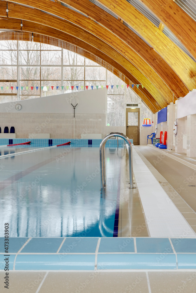 Roof beams under a curved roof over an indoor swimming pool. Stock ...