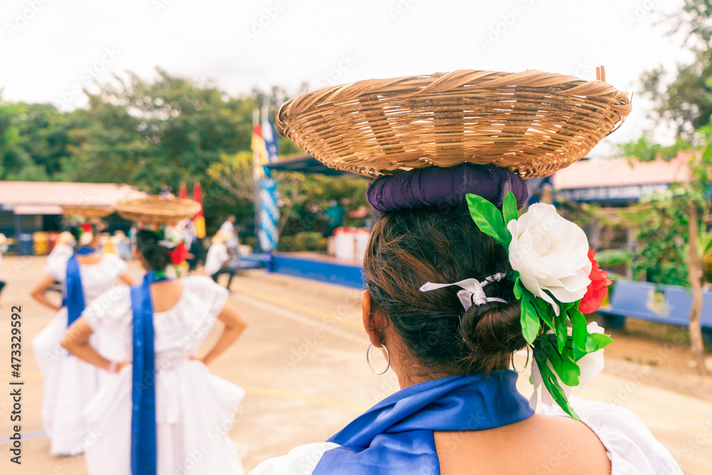 A group of women wearing the traditional costume of Central America ...