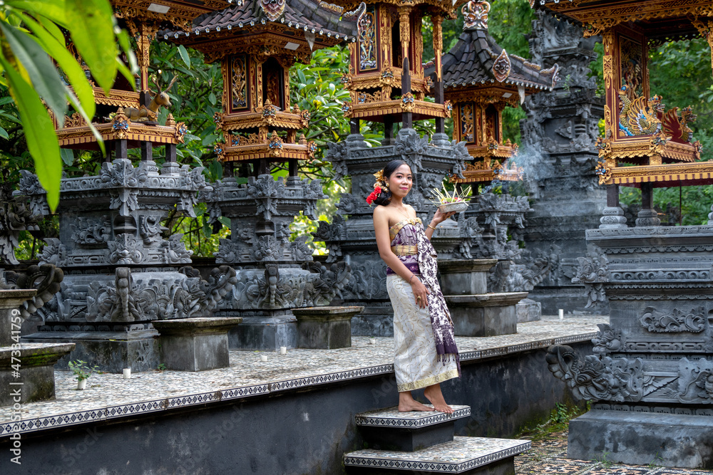 Balinese woman in traditional costume, indonesian girl, hindu temple ...