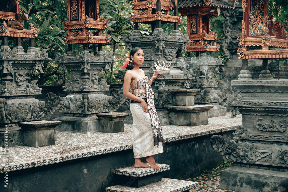 Balinese woman in traditional costume, indonesian girl, hindu temple ...