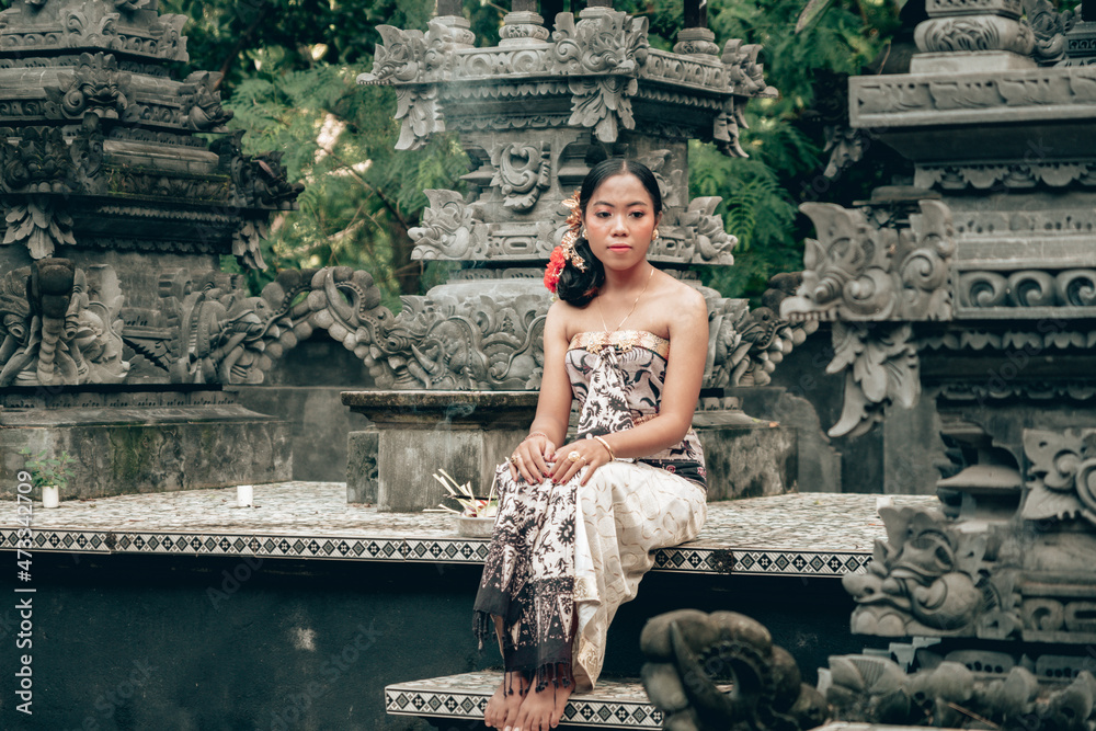Balinese woman in traditional costume, indonesian girl, hindu temple ...