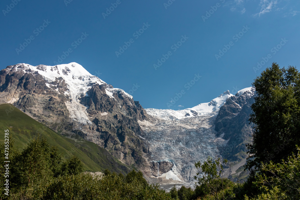 Foto de A panoramic view on the snow-capped peaks of Tetnuldi, Gistola ...