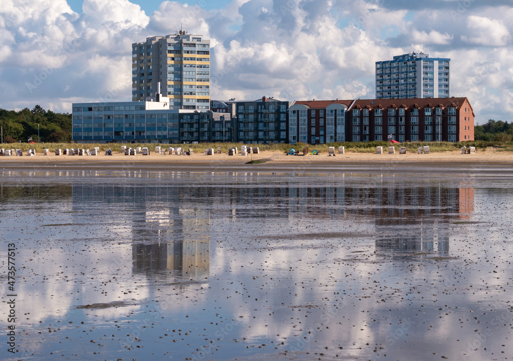 Spiegelung von Hochhäusern in der Wasseroberfläche des Wattenmeers am ...
