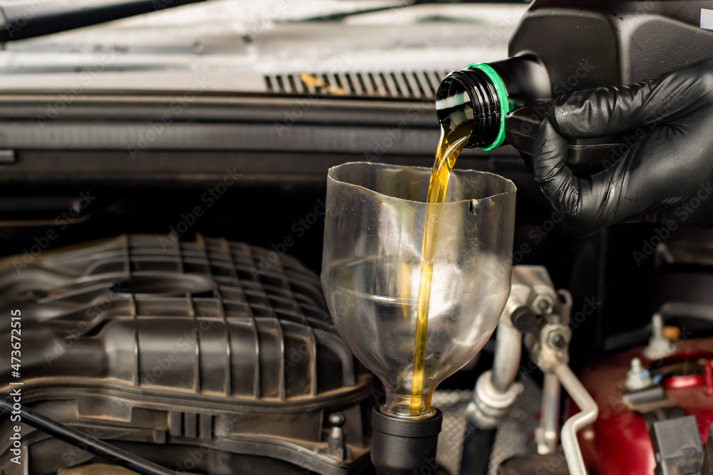 Foto de Changing replacement car oil with plastic bottle. DIY change ...