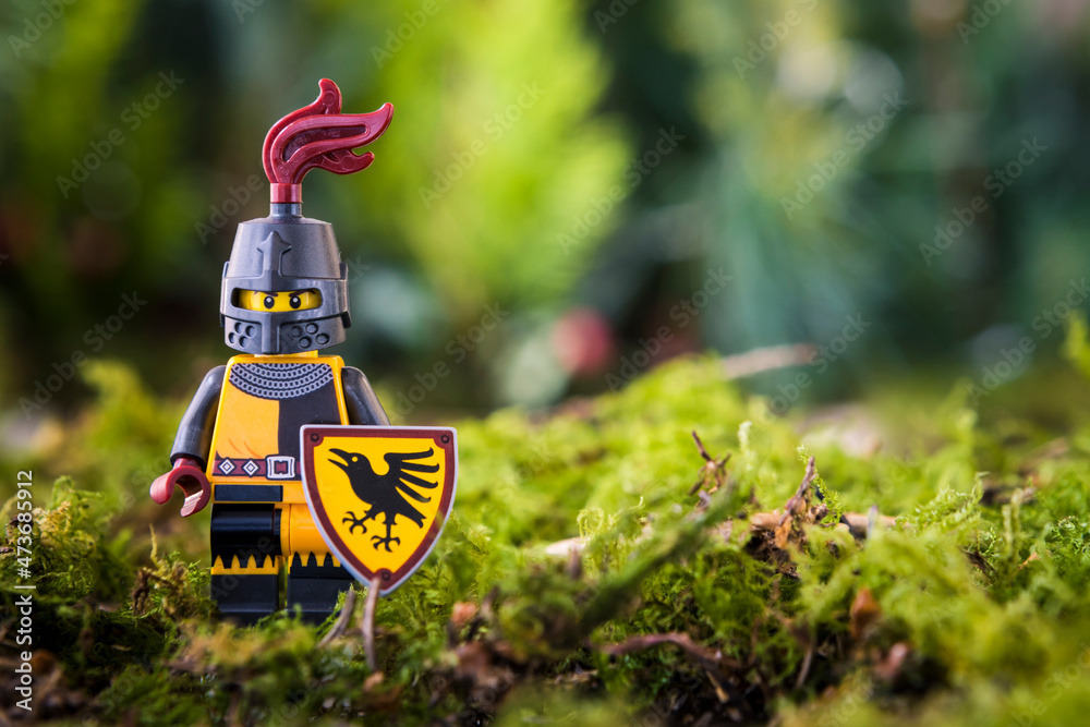 Lippstadt - Deutschland 5. Dezember 2021 Lego kleiner Ritter im Wald ...