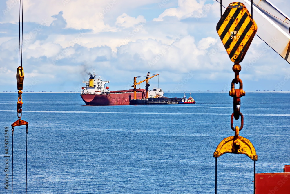 Various bulk carriers, vessels, and tugboats in port under cargo ...