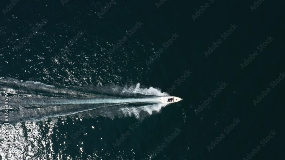 Speedboat movement on dark water top view. Performance Boat moving on ...