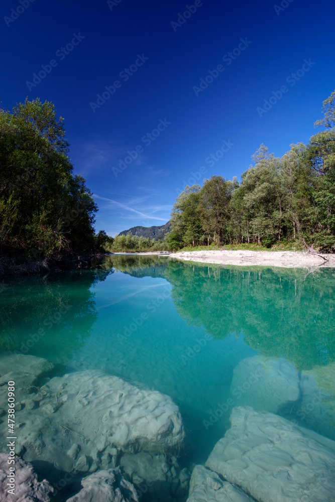 Sommerstimmung an Gebirgsfluss obere Isar in den bayerischen Alpen mit ...