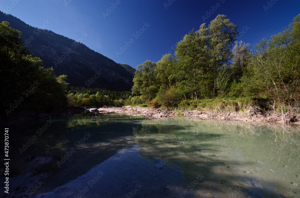 Sommerstimmung an Gebirgsfluss obere Isar in den bayerischen Alpen mit ...