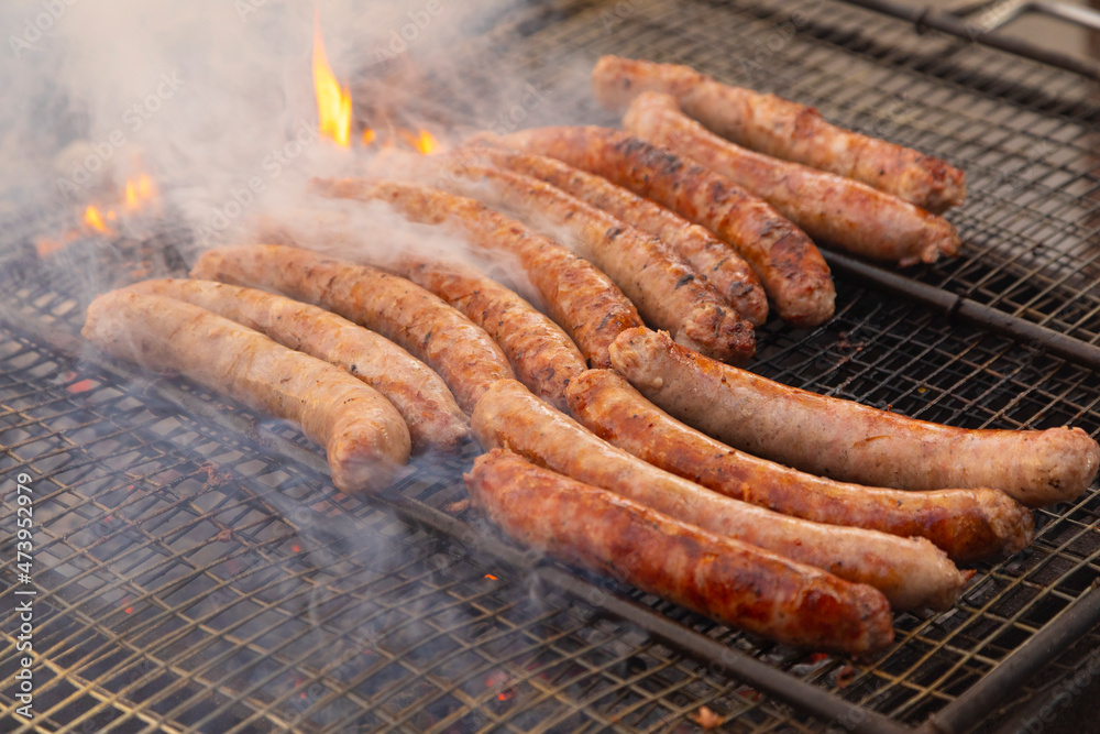 Butifarras (botifarra) a la brasa o parrilla (embutido fresco) humeando ...