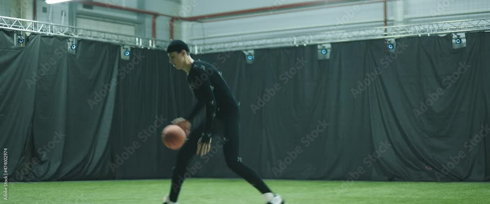 Vídeo do Stock: Pro basketball player in motion capture suit dribbling ...