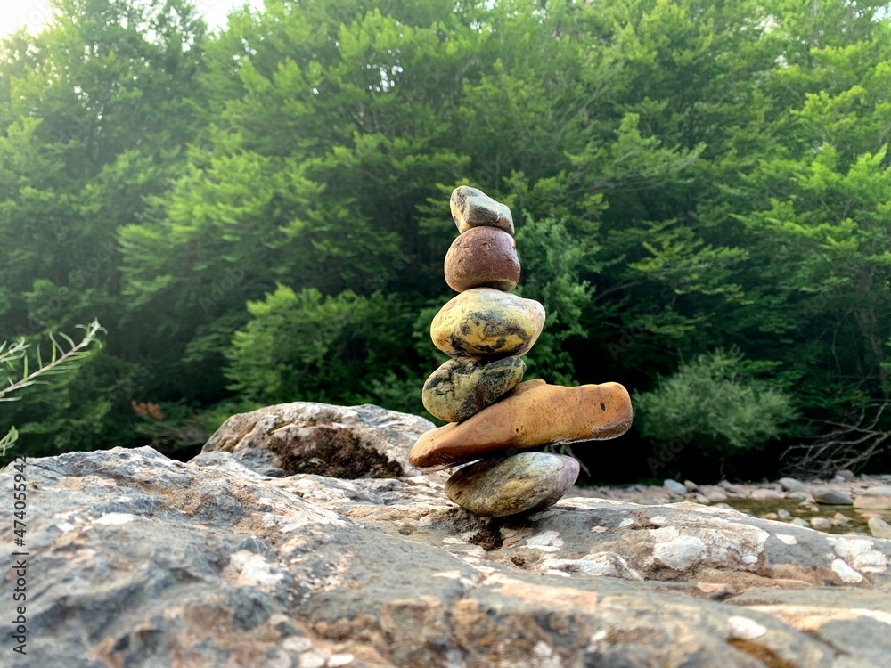 Un tótem de piedra es un objeto, ser o animal natural convertido en ...