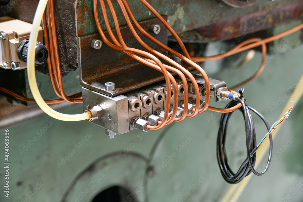 Pressure distributor of high-pressure oil station of a metal-cutting ...
