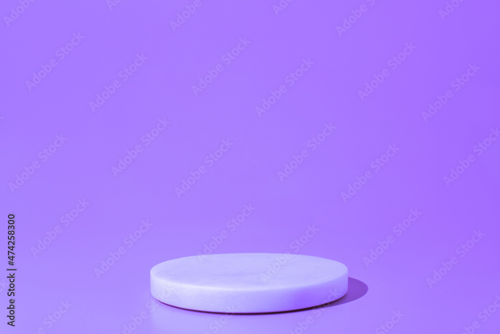 Foto de Podium in Color of the Year 2022, Very Peri. Podest for product ...