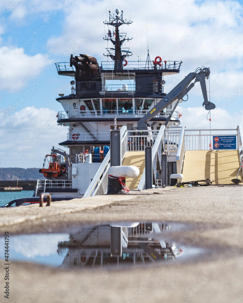remorqueur amarrer au port Stock Photo | Adobe Stock