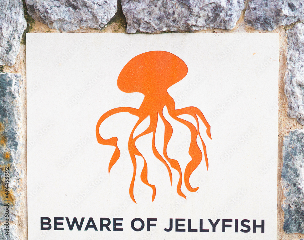 Foto de Orange warning sign for dangerous marine stingers or jellyfish ...