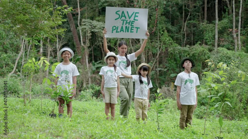 Vidéo Stock Children join as volunteers for reforestation,children ...