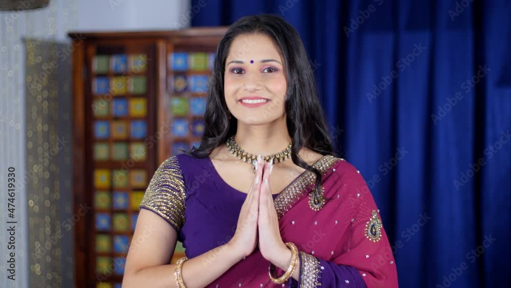 Vidéo Stock North Indian women dressed traditionally in saree ...