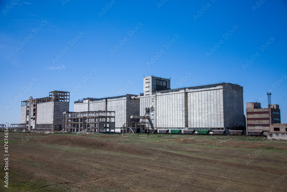 Foto de Outdated Soviet concrete grain elevator. Partially destroyed ...