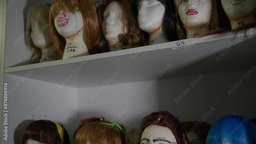 Video „3 shelves of wigs in different hairstyles,haircuts dyed in ...