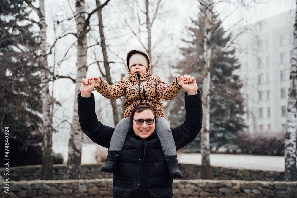 Foto de Father playing with child outdoors. Happy parenting, family ...