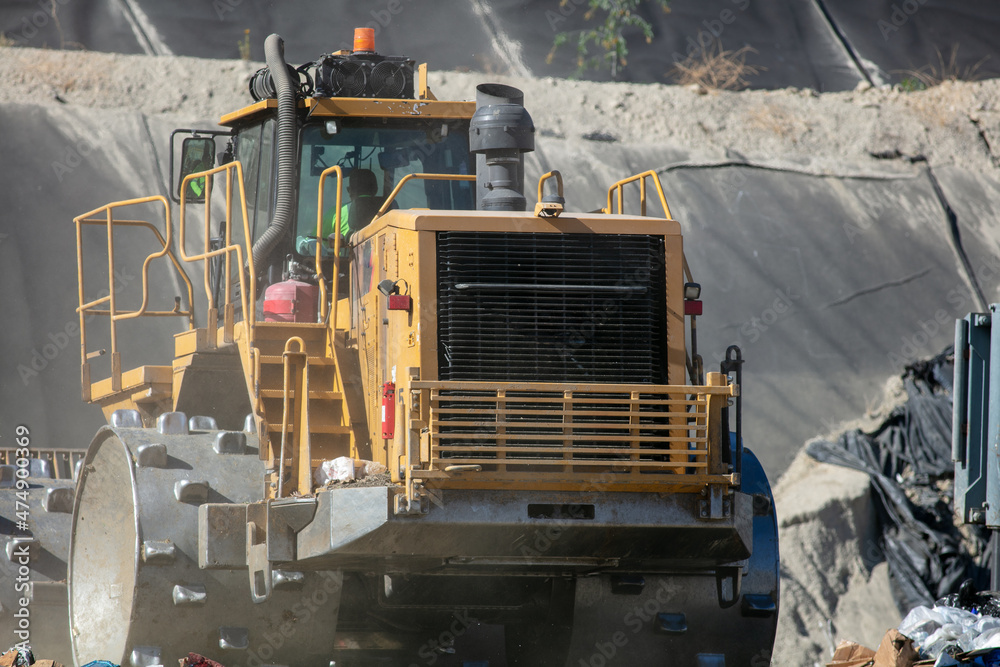 Foto de The San Bernardino Valley Sanitary Landfill with a Steel ...