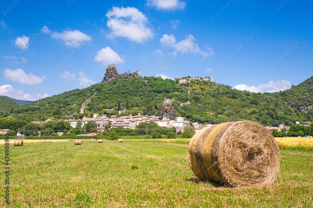 Foto de France, Ardèche (07), le village de Rochemaure dominé par son ...
